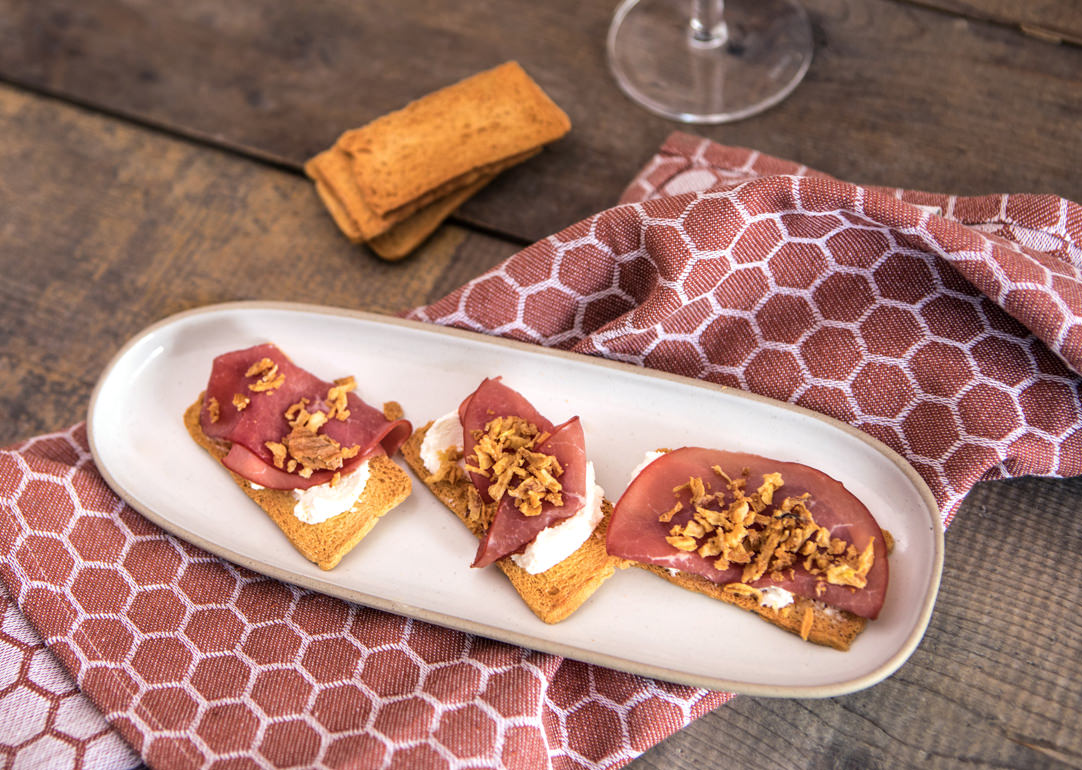 Melba Thins with cream cheese, smoked meat and fried onion - Melba Thins